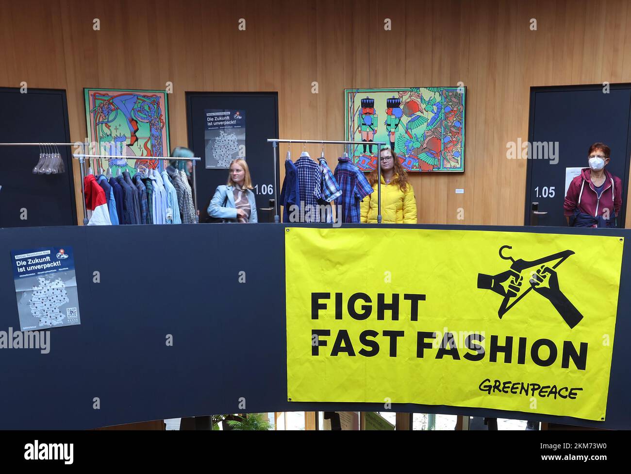 26 novembre 2022, Bavière, Würzburg: 'Fight Fast Fashion' lit une affiche dans une fête de l ...