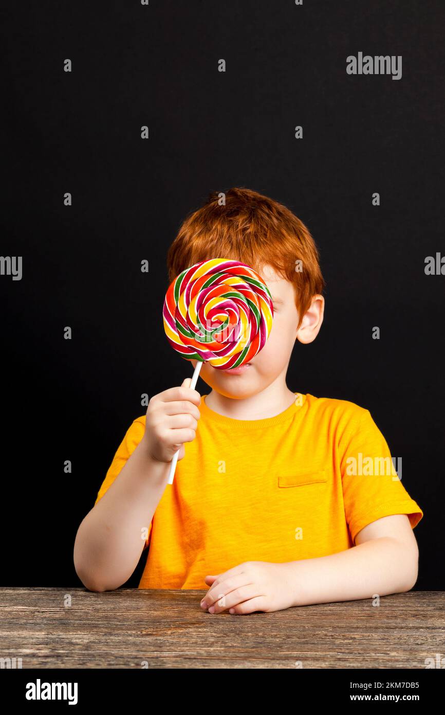 Un enfant mange un bonbon Banque de photographies et d’images à haute ...
