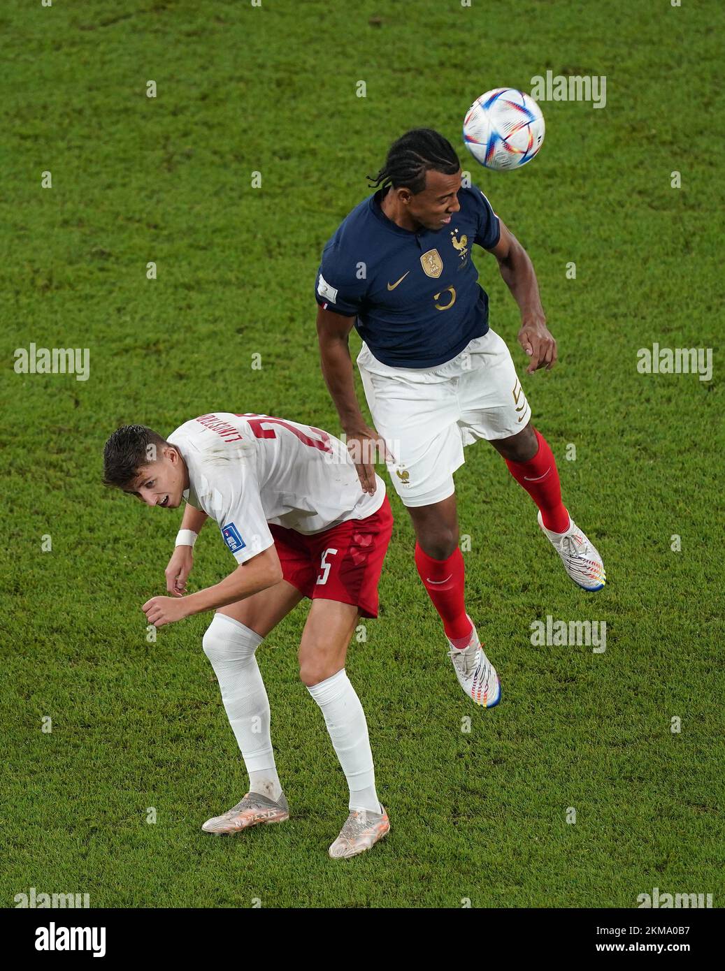 Jesper Lindstrom (à gauche) au Danemark et Jules Kounde en France se ...
