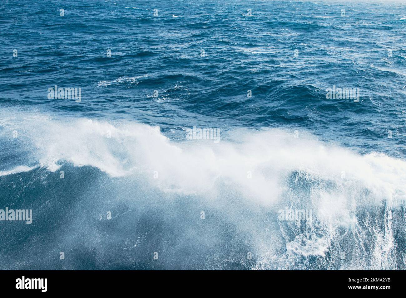 le bateau se réveille dans le passage Drake, provoquant la projection ...