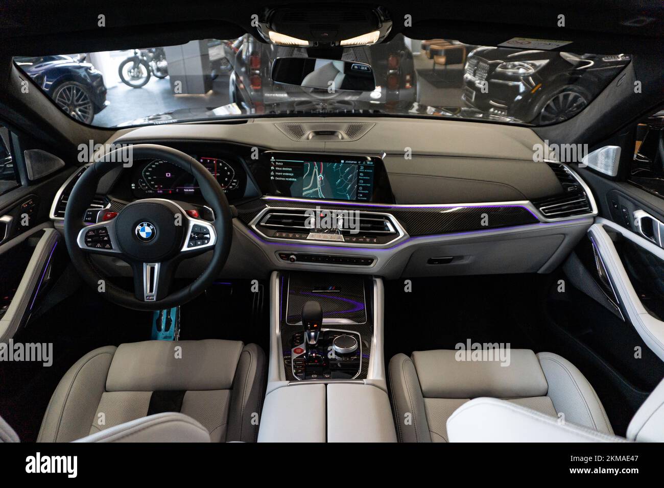 Le cockpit de la BMW X6 M Competition avec un intérieur en cuir blanc Photo Stock - Alamy