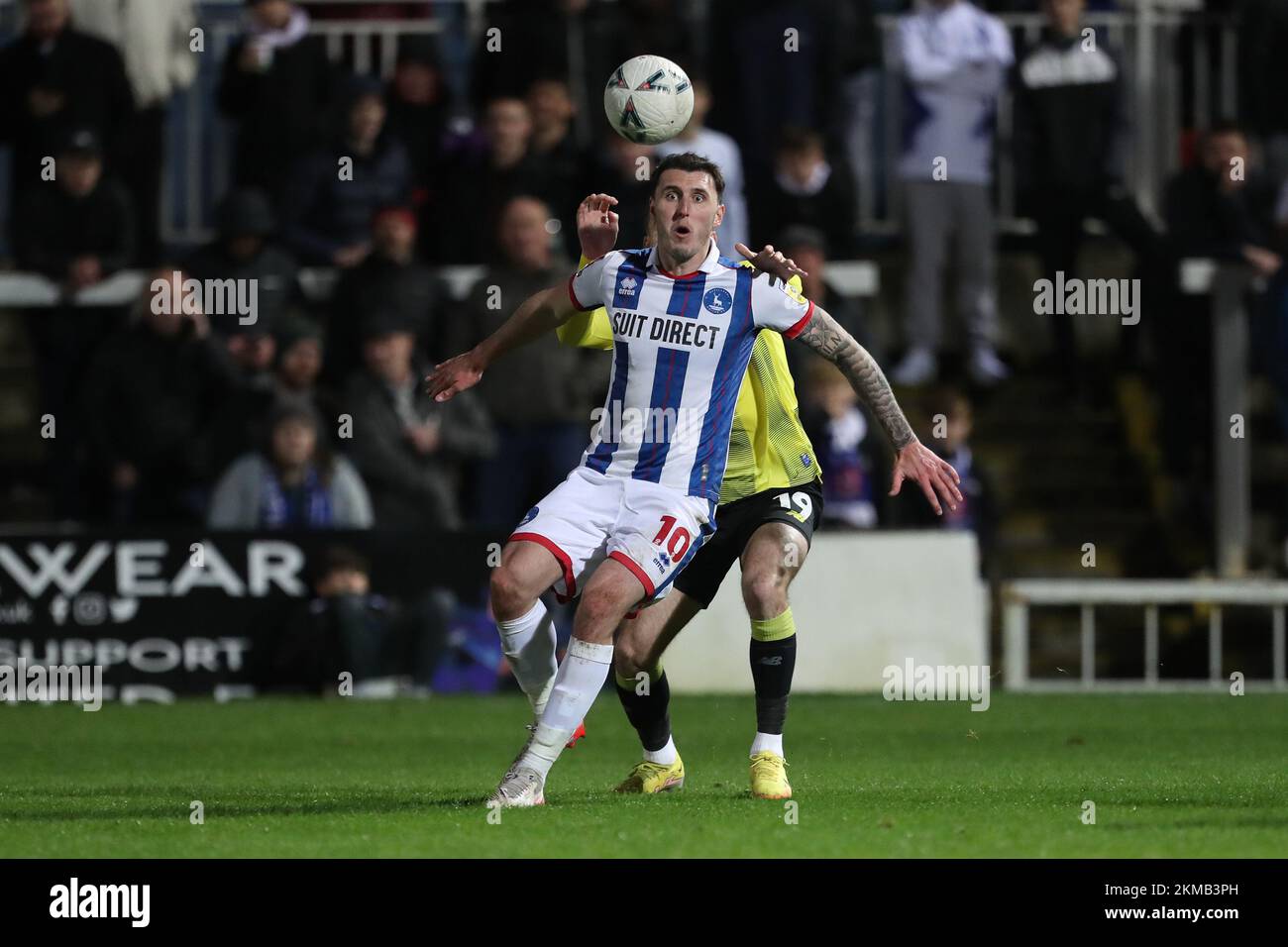 Callum Cooke de Hartlepool United en action avec Tyler Frost de ...