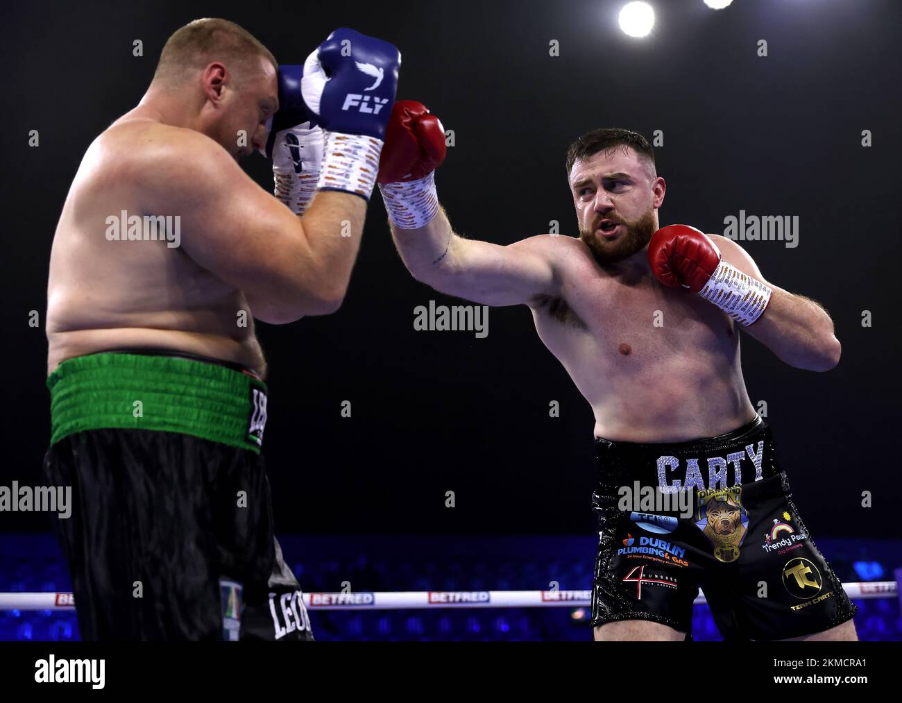 Thomas Carty (à droite) et Pavlo Krolenko dans la zone de poids lourd à ...