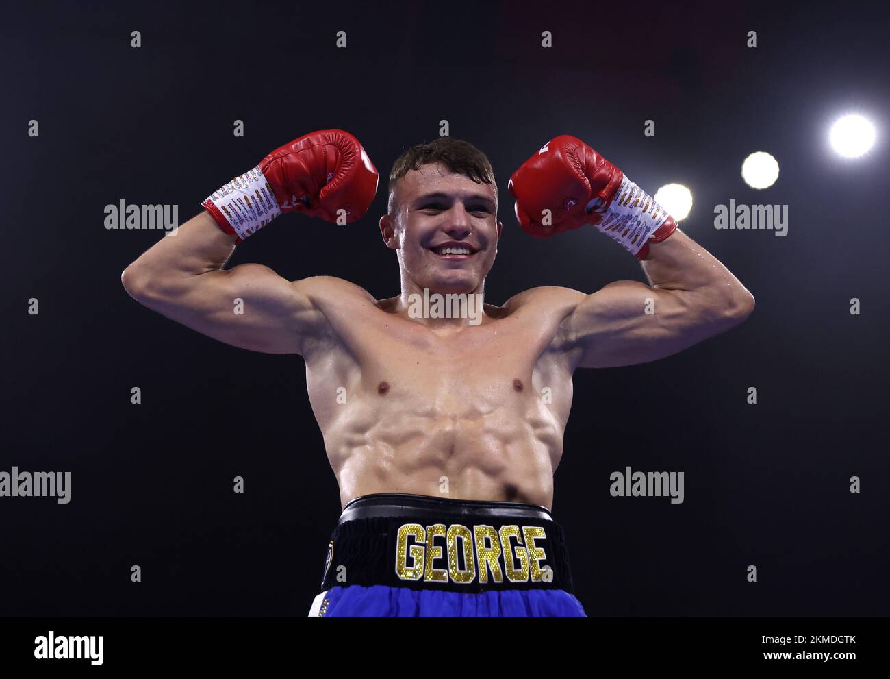 George Liddard célèbre la victoire contre Nikola Matic dans le combat ...