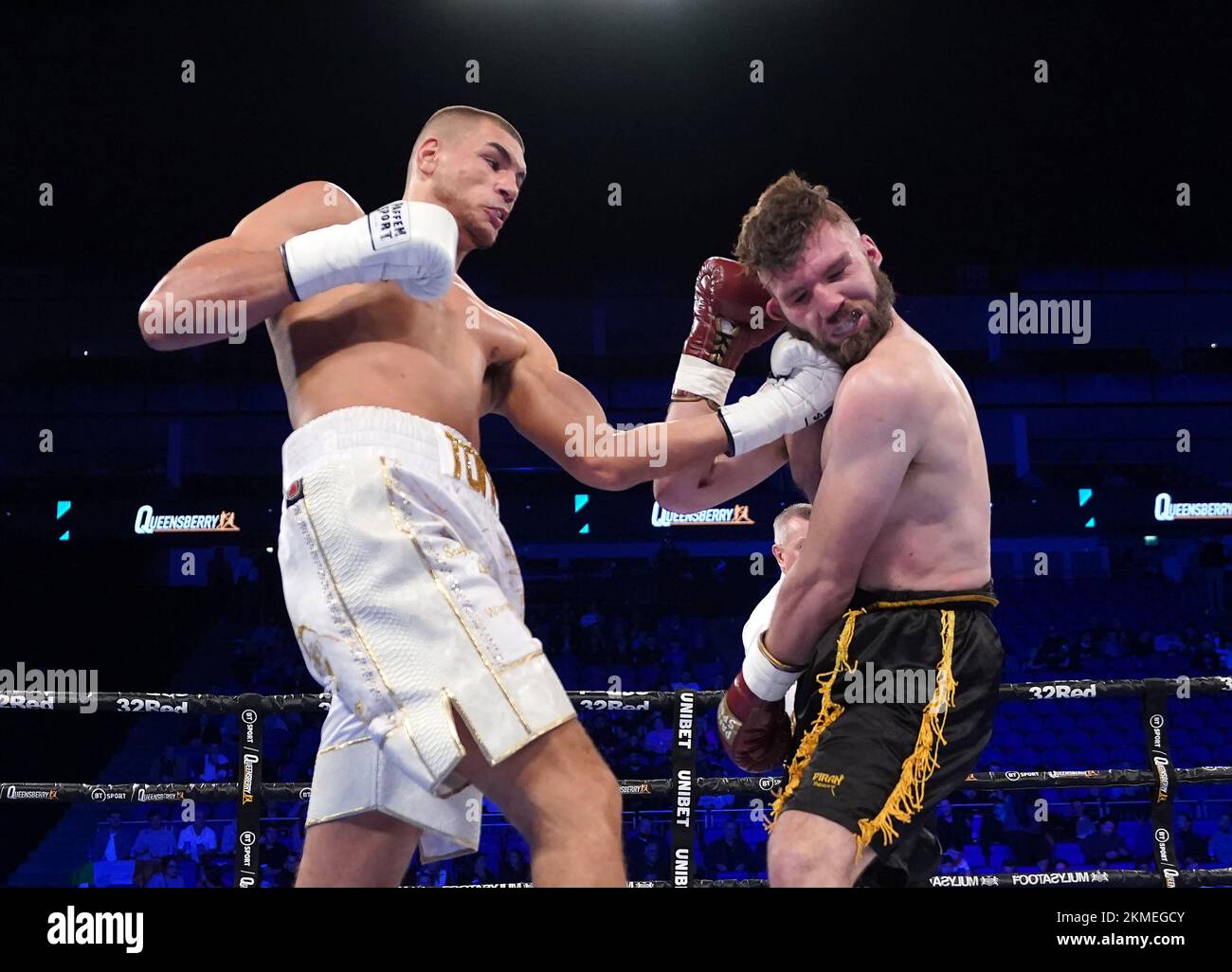 Tommy Fletcher (à gauche) frappe Jiri Krejci dans le combat de poids de ...