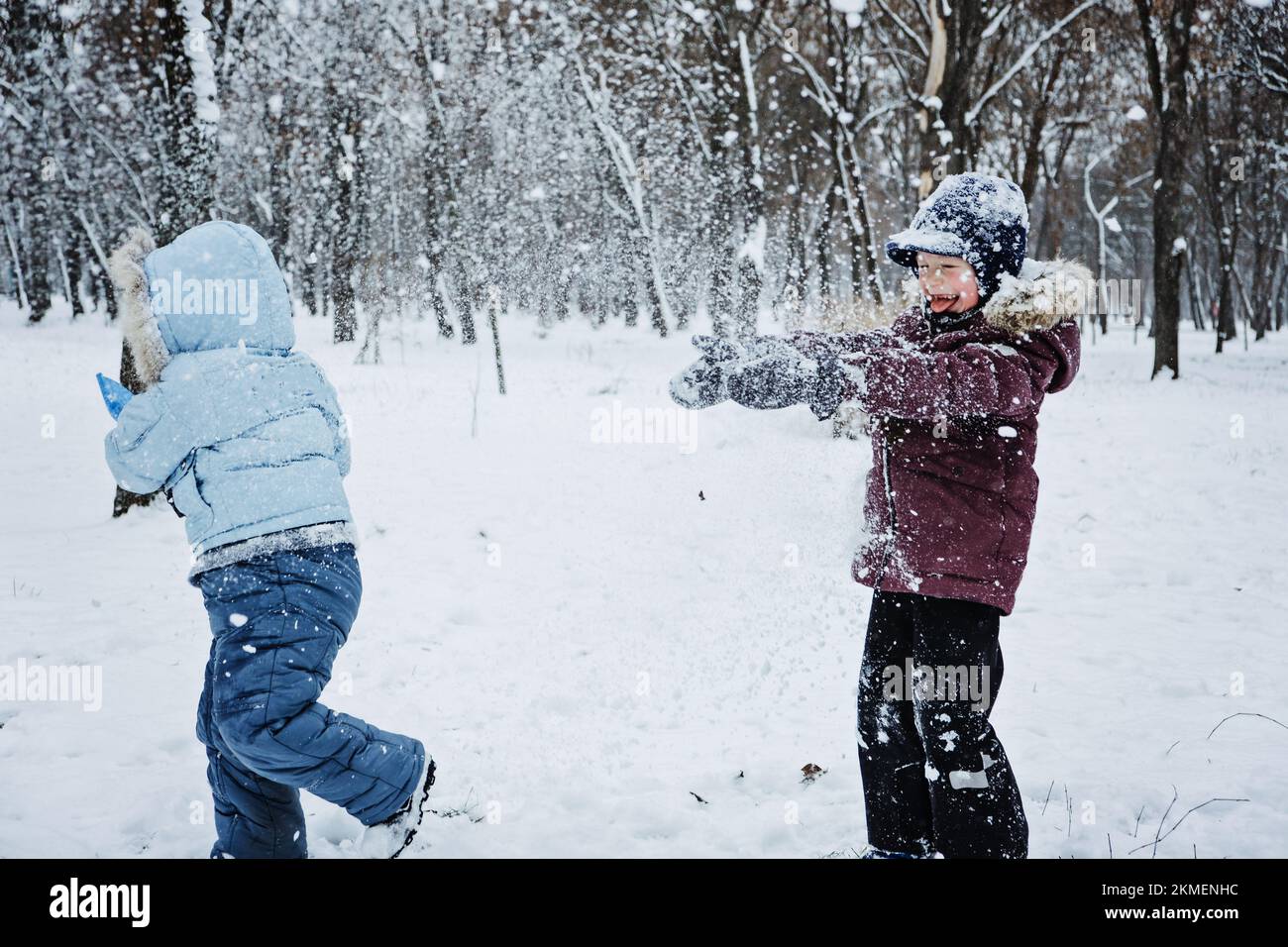 Jeux amusants les enfants peuvent jouer dans la neige. Activités d ...