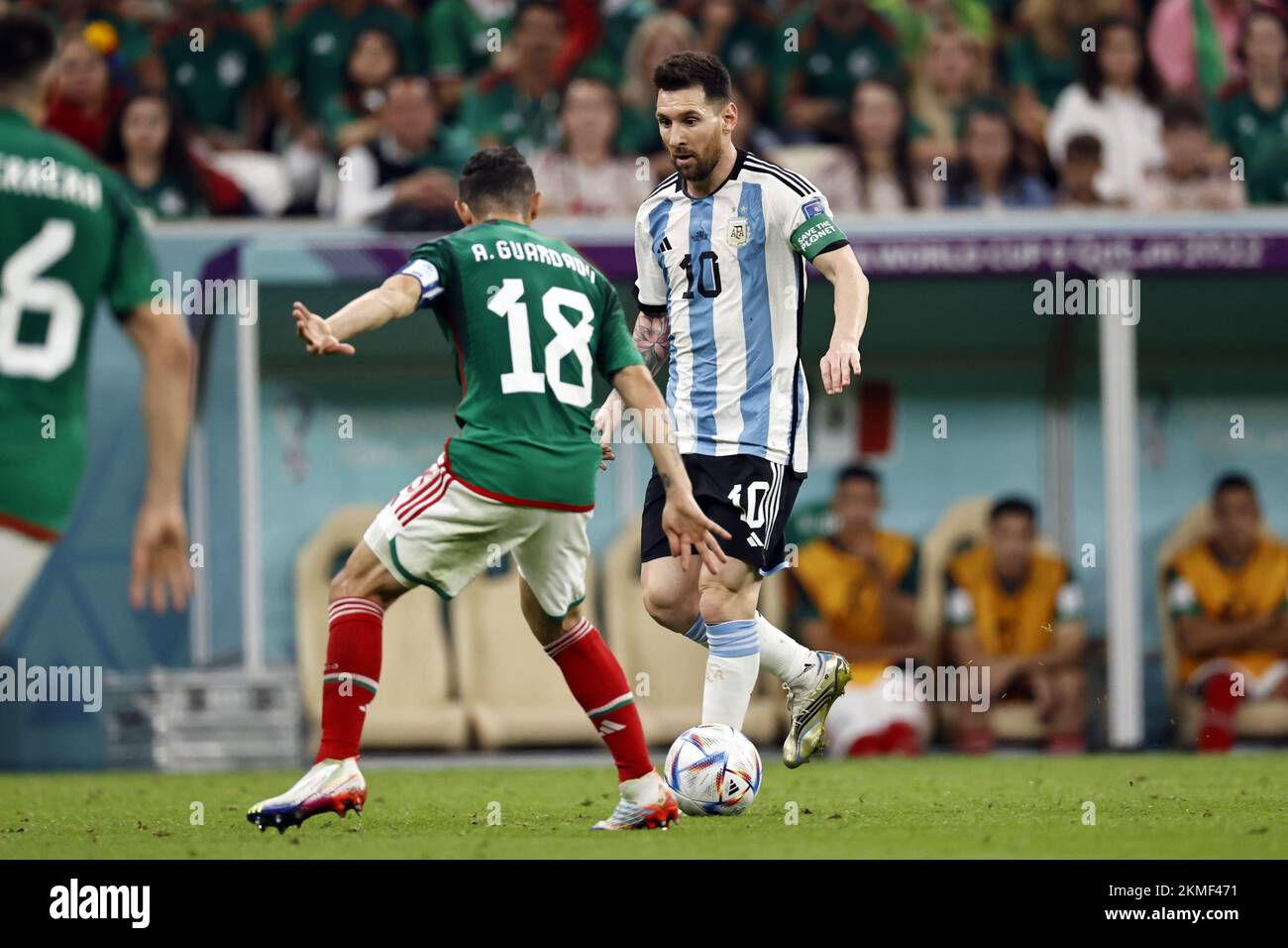 LUSAIL CITY - (l-r) Andres Guardado du Mexique, Lionel Messi de l ...