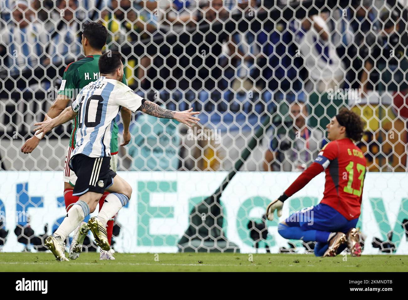 Ville de LUSAIL - Lionel Messi d'Argentine célèbre le gardien de but ...
