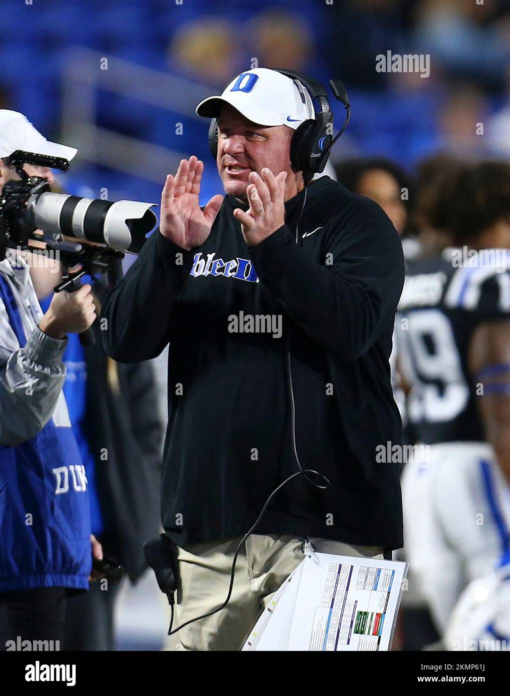 26 novembre 2022 : Mike Elko, entraîneur de football pour Duke clap ...