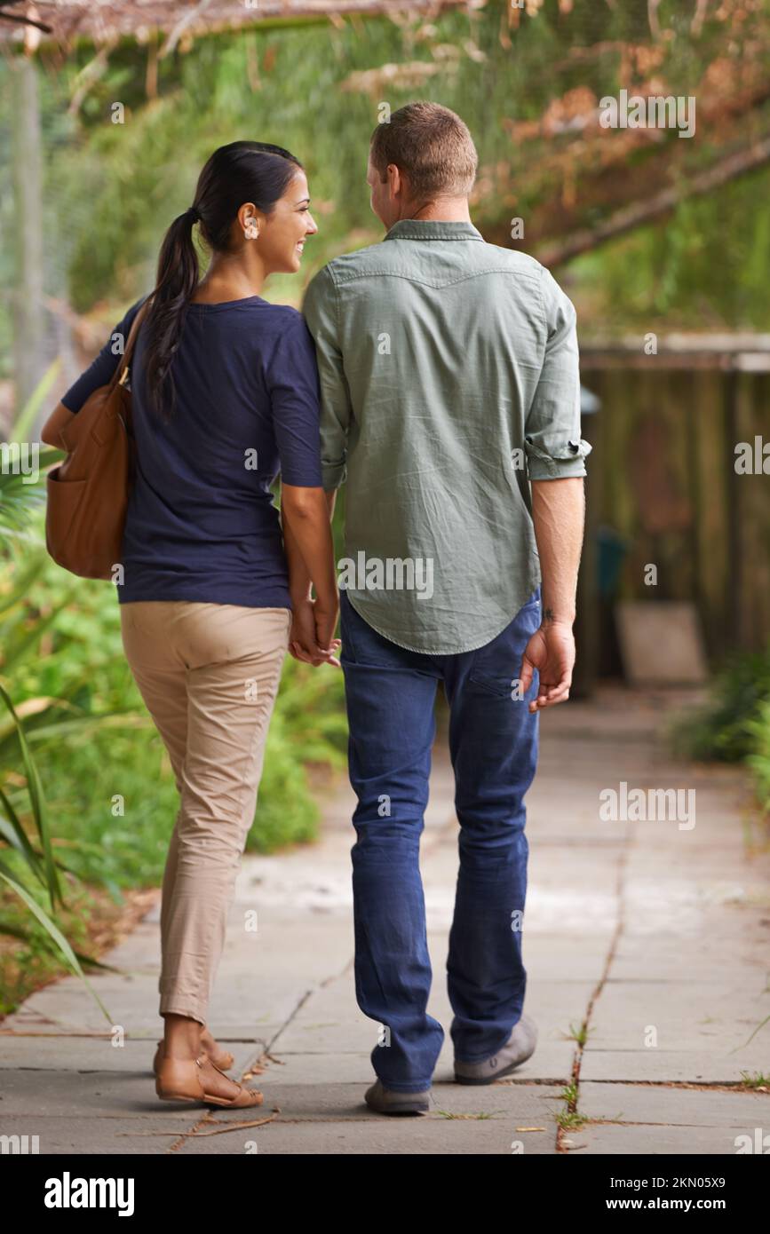 Couple se promener dans le jardin Banque de photographies et d’images à ...