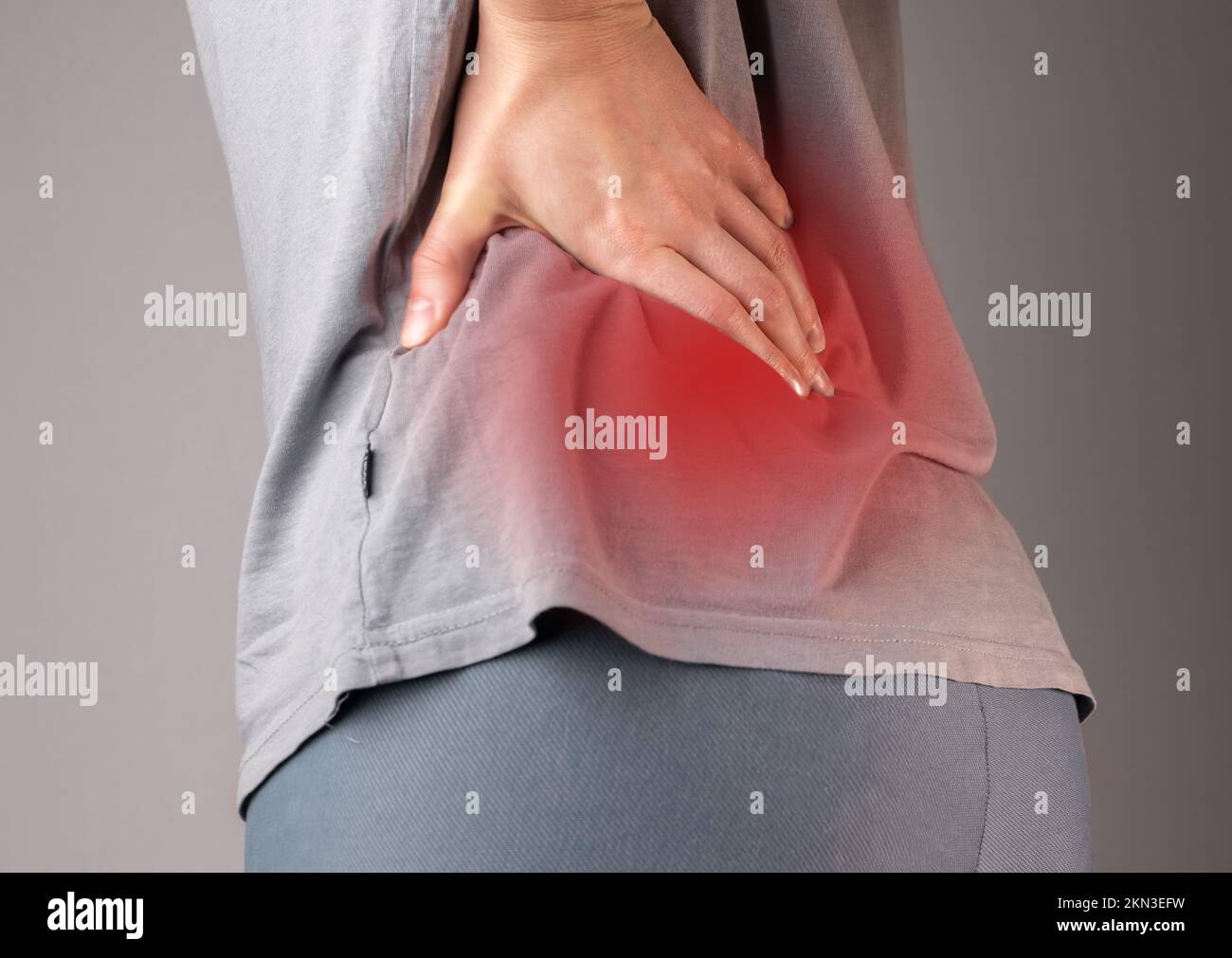 Mal lombaire dans le bas du dos, douleur. Longe douloureuse. Femme ...