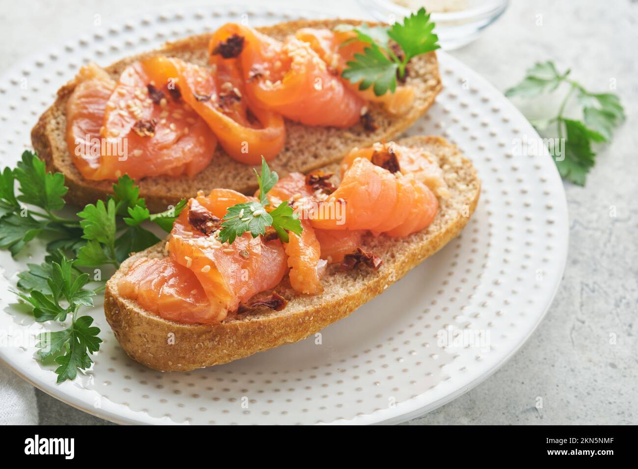 Sandwichs au saumon salé. Sandwichs ouverts à base de céréales ou de ...