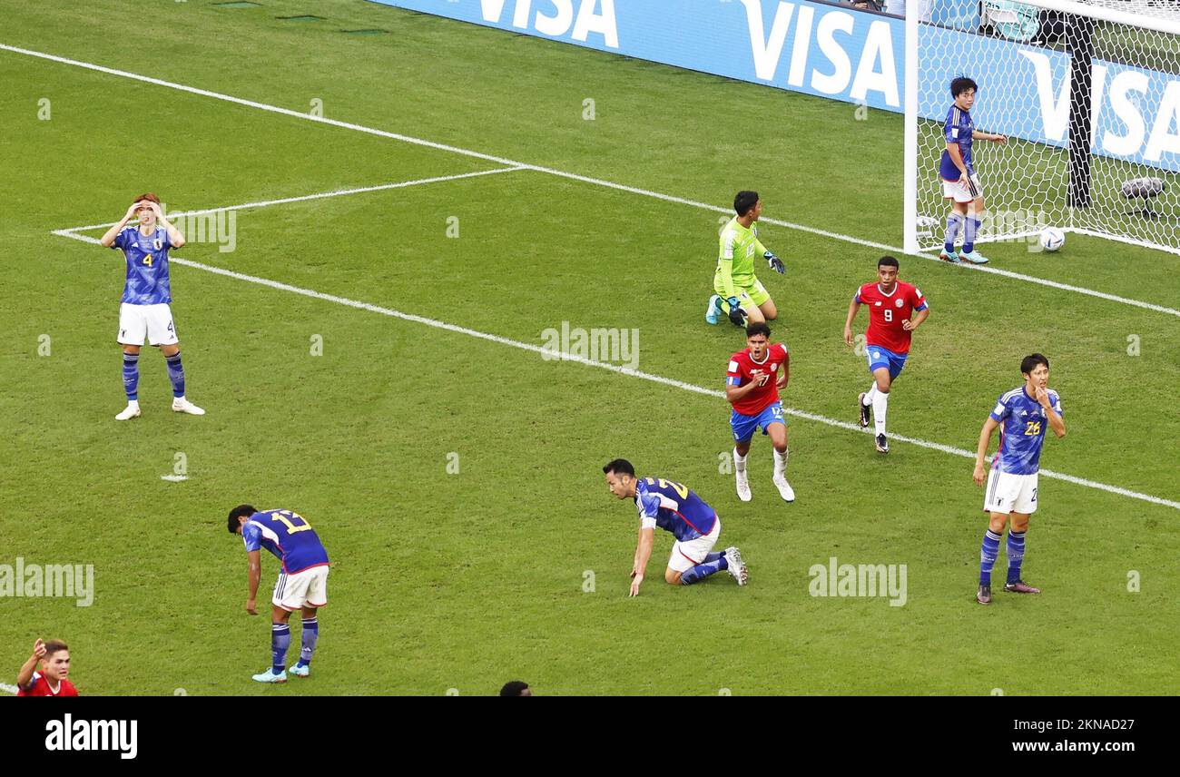 Les joueurs japonais (bleu) réagissent à la suite du but de Keysher Fuller du Costa Rica lors de ...