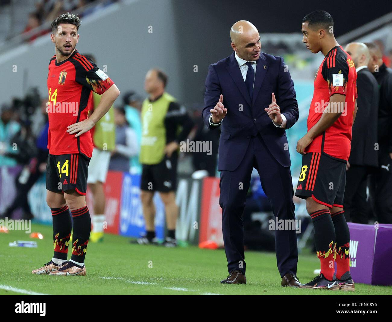 Roberto Martinez, entraîneur en chef de la Belgique, s'adresse à Youri ...