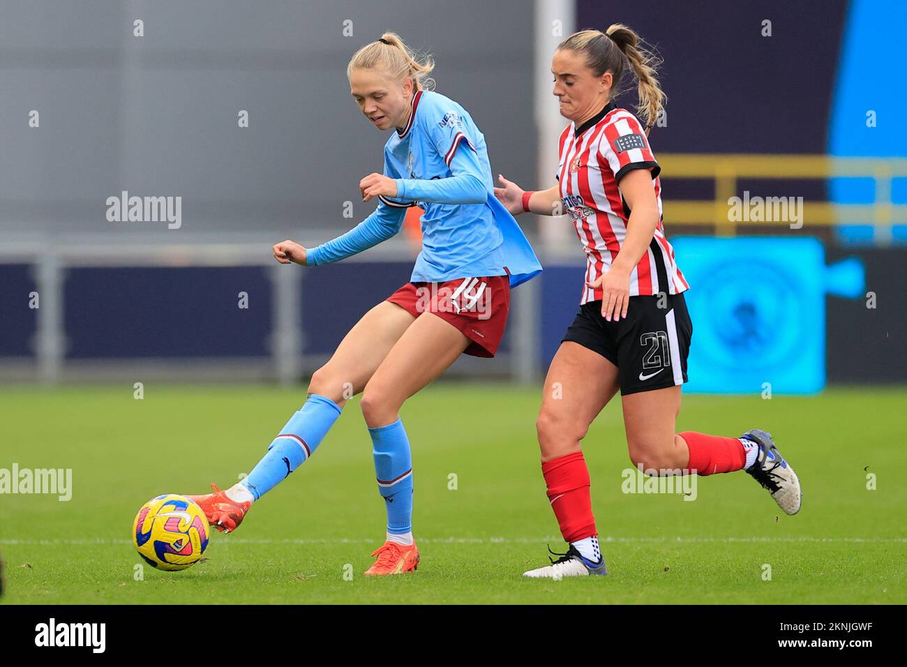 Esme Morgan #14 de Manchester City passe le ballon sous la pression de ...