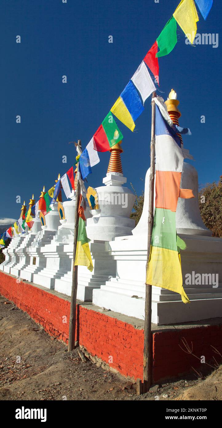 Stupas dans Za-sa ou monastère de Zasa près de Salleri village ...