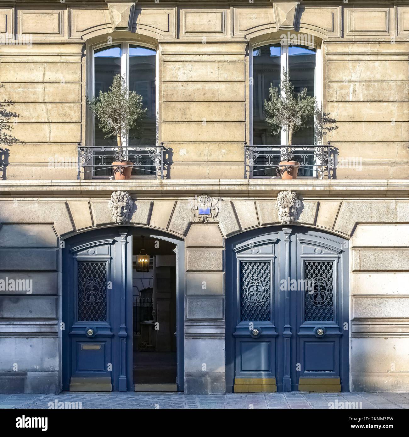 Paris, deux anciennes portes en bois, belle façade dans un quartier de ...