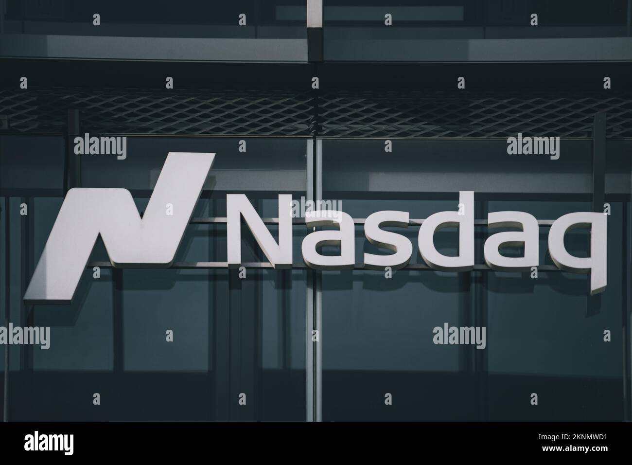 Logo de la société NASDAQ sur un bureau moderne à Vilnius, Lituanie, 9 ...