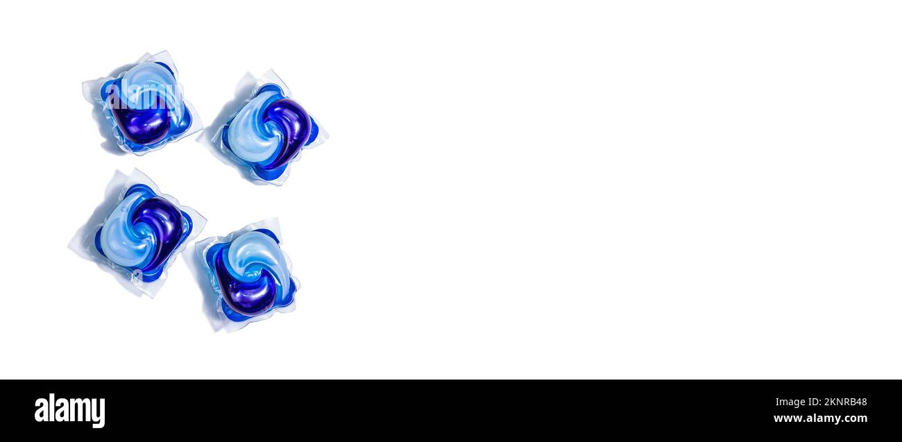 Capsules avec détergent pour lave-linge isolées sur fond blanc ...