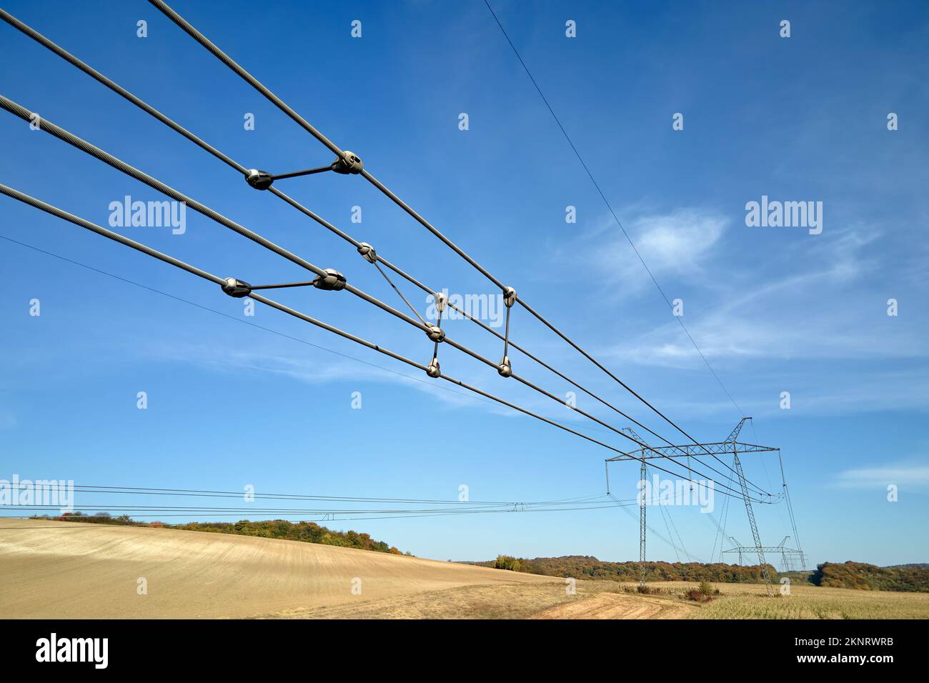 Ligne électrique haute tension avec séparateur d'isolation des fils ...