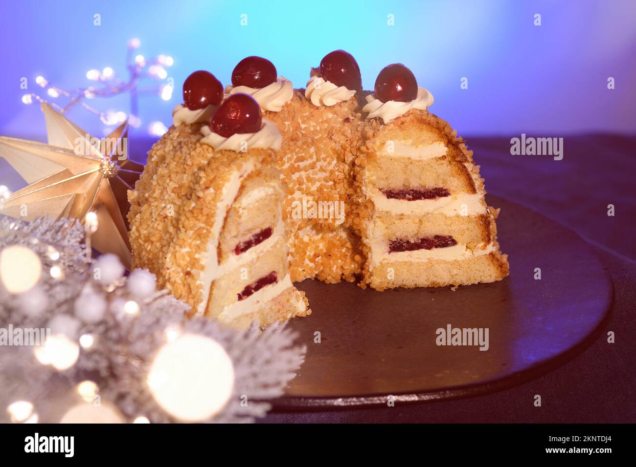 Gâteau allemand Frankfurter Kranz ou Frankfurt Crown Cake. Bisquit à la ...