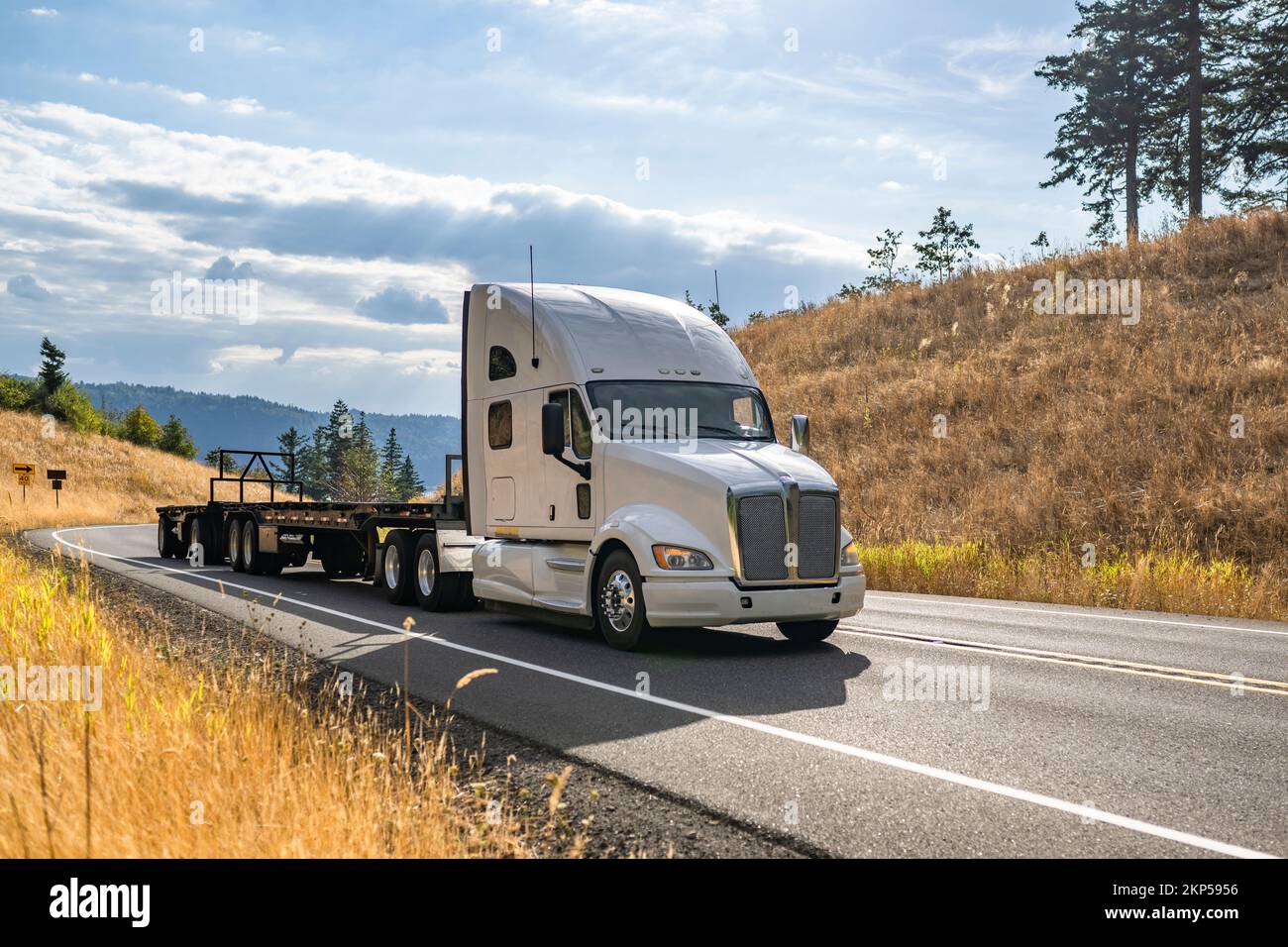 Grand rig industriel blanc long-courrier cabine allongée haute semi ...