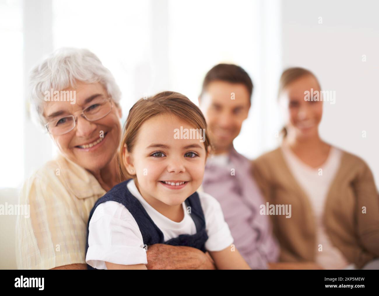 Ils ont un lien spécial. Portrait d'une grand-mère qui embrasse sa ...