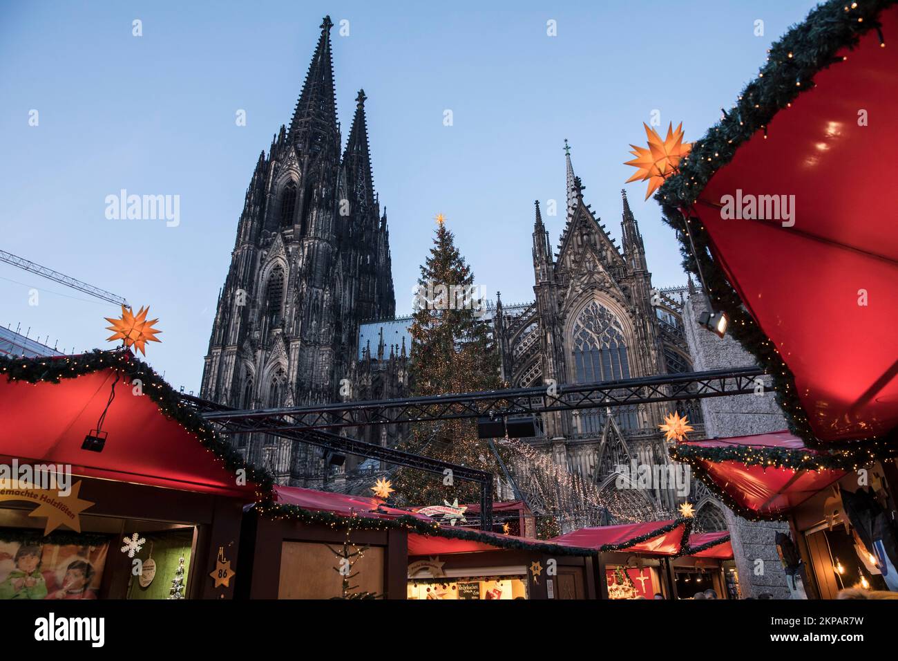 Le marché de Noël à Roncalliplatz en face de la cathédrale, Cologne ...