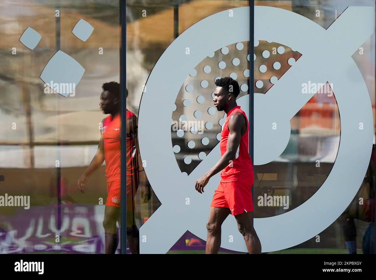 Le Canada avance Alphonso Davies marche en pratique à la coupe du monde ...
