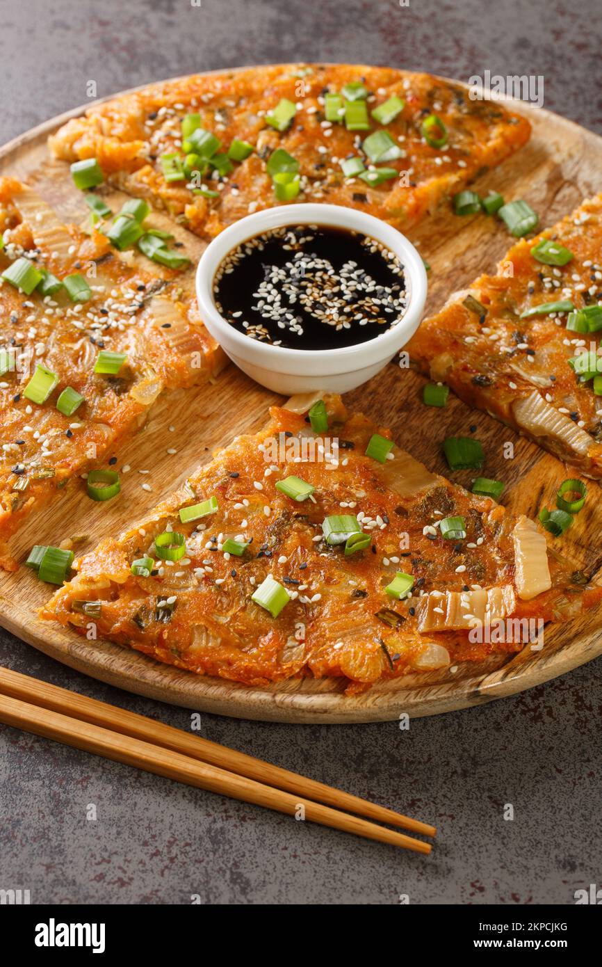 La crêpe sud-coréenne Kimchijeon comprend des kimchi en tranches servis ...