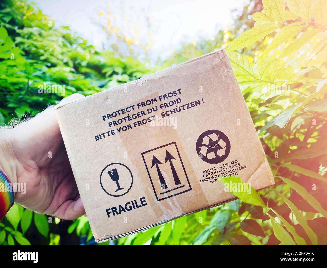 Emballage de recyclage de carton à main pour hommes avec signalisation ...