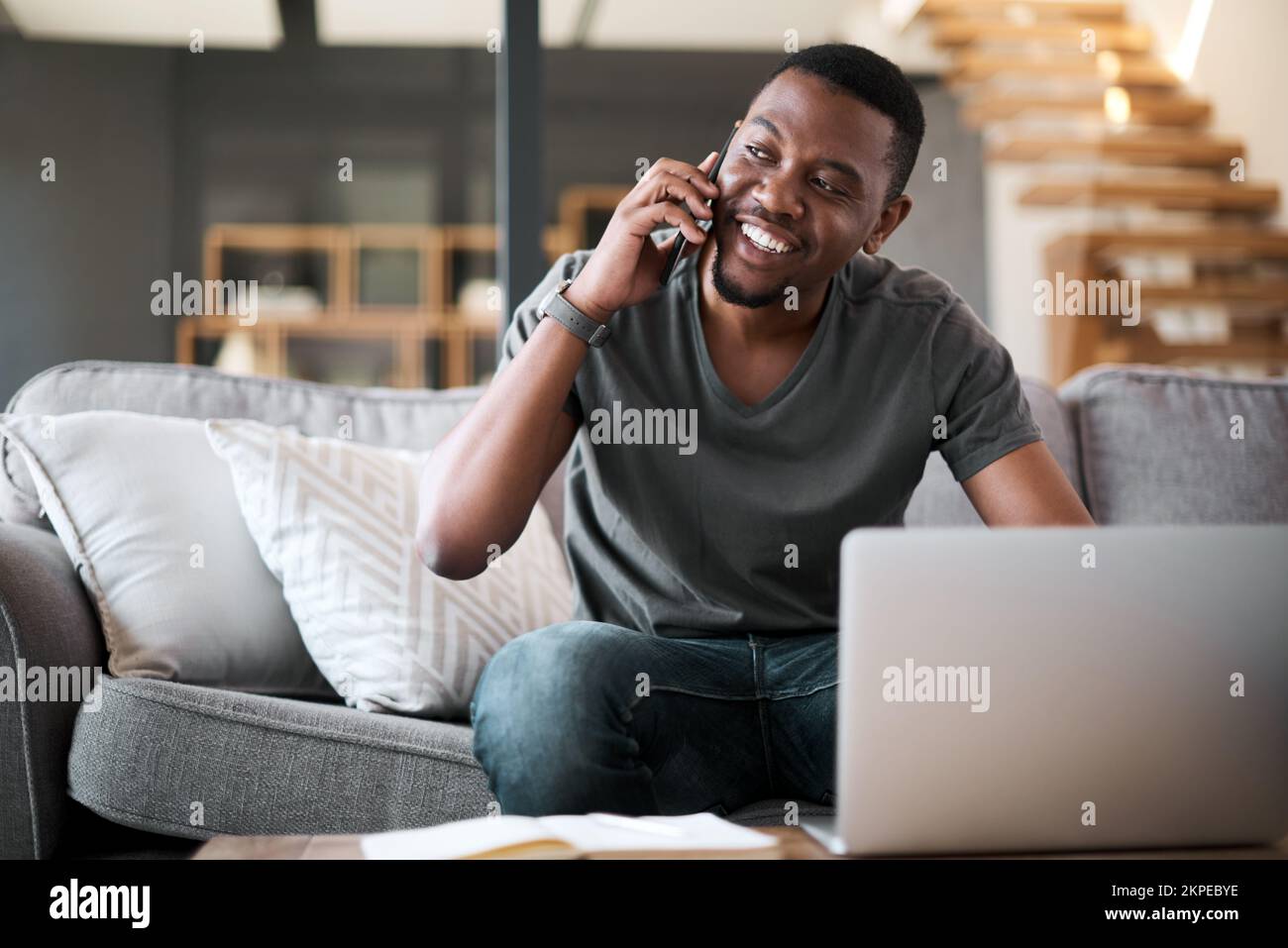 Appelez le téléphone, l'ordinateur portable et détendez-vous avec un ...