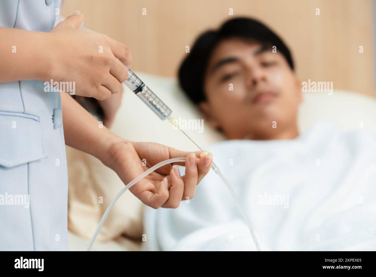 Le médecin et l'infirmière injectent des médicaments, doser dans le ...