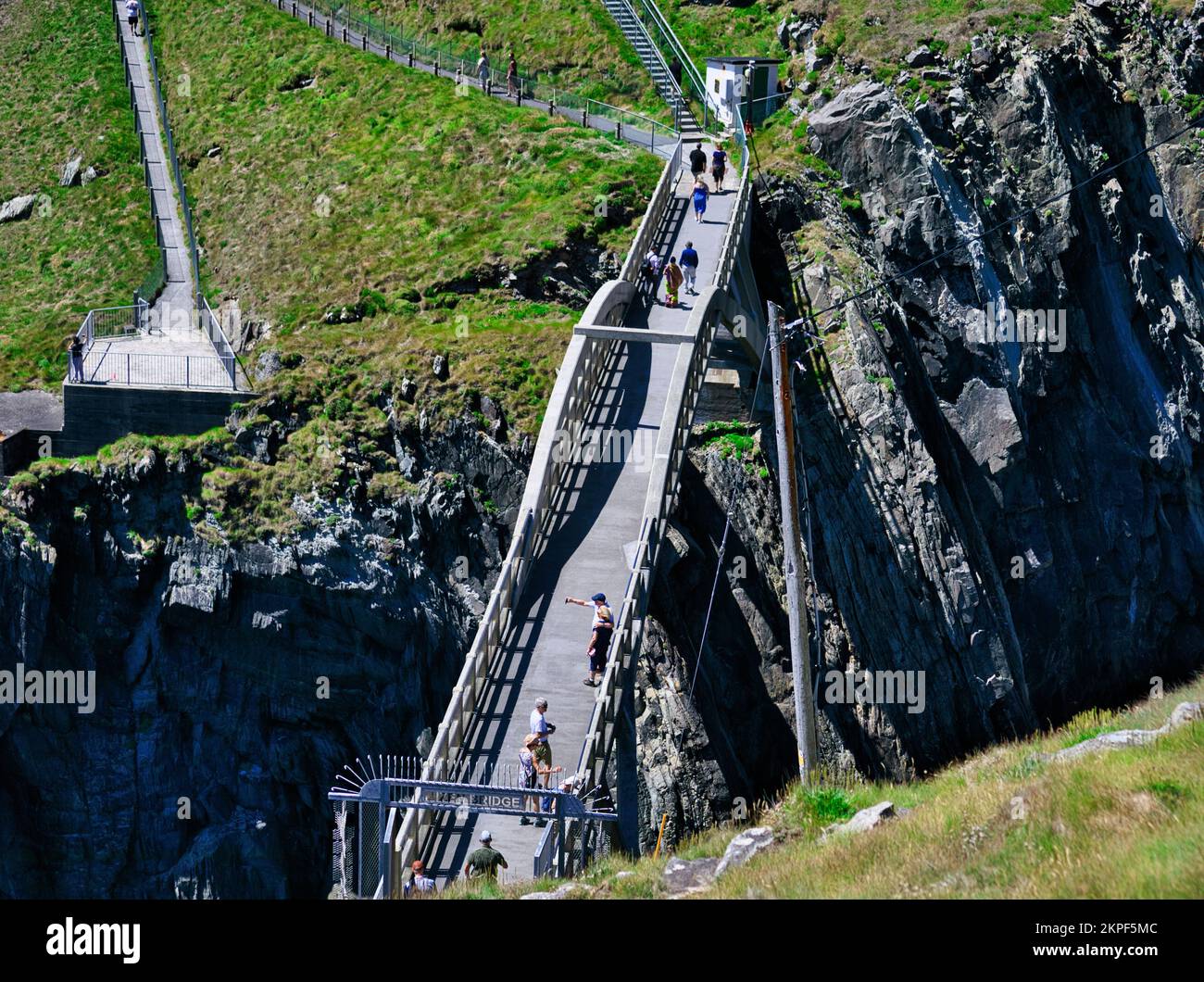 Passerelle en béton armé au-dessus de gorges spectaculaires reliant l ...