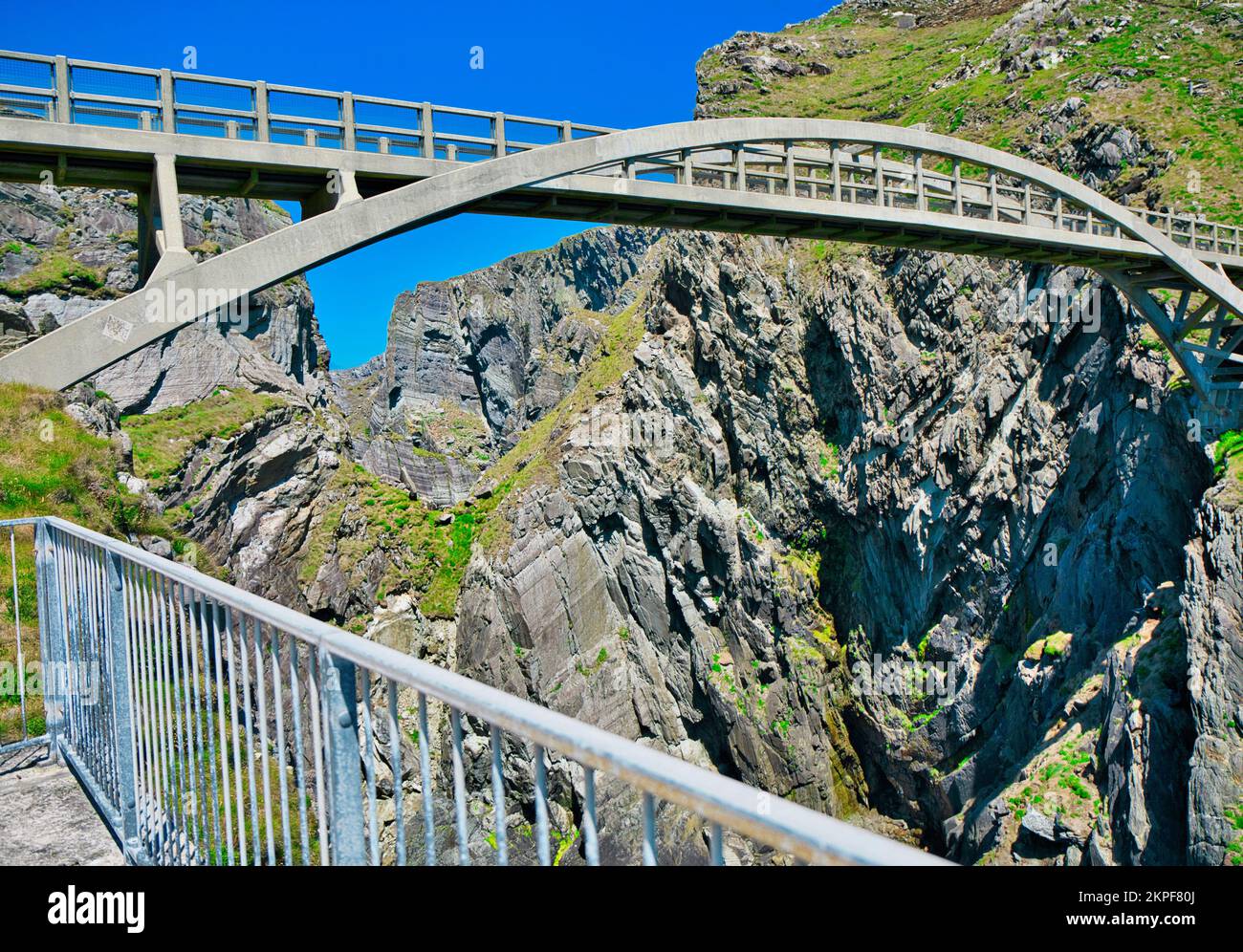 Passerelle en béton armé au-dessus de gorges spectaculaires reliant l ...