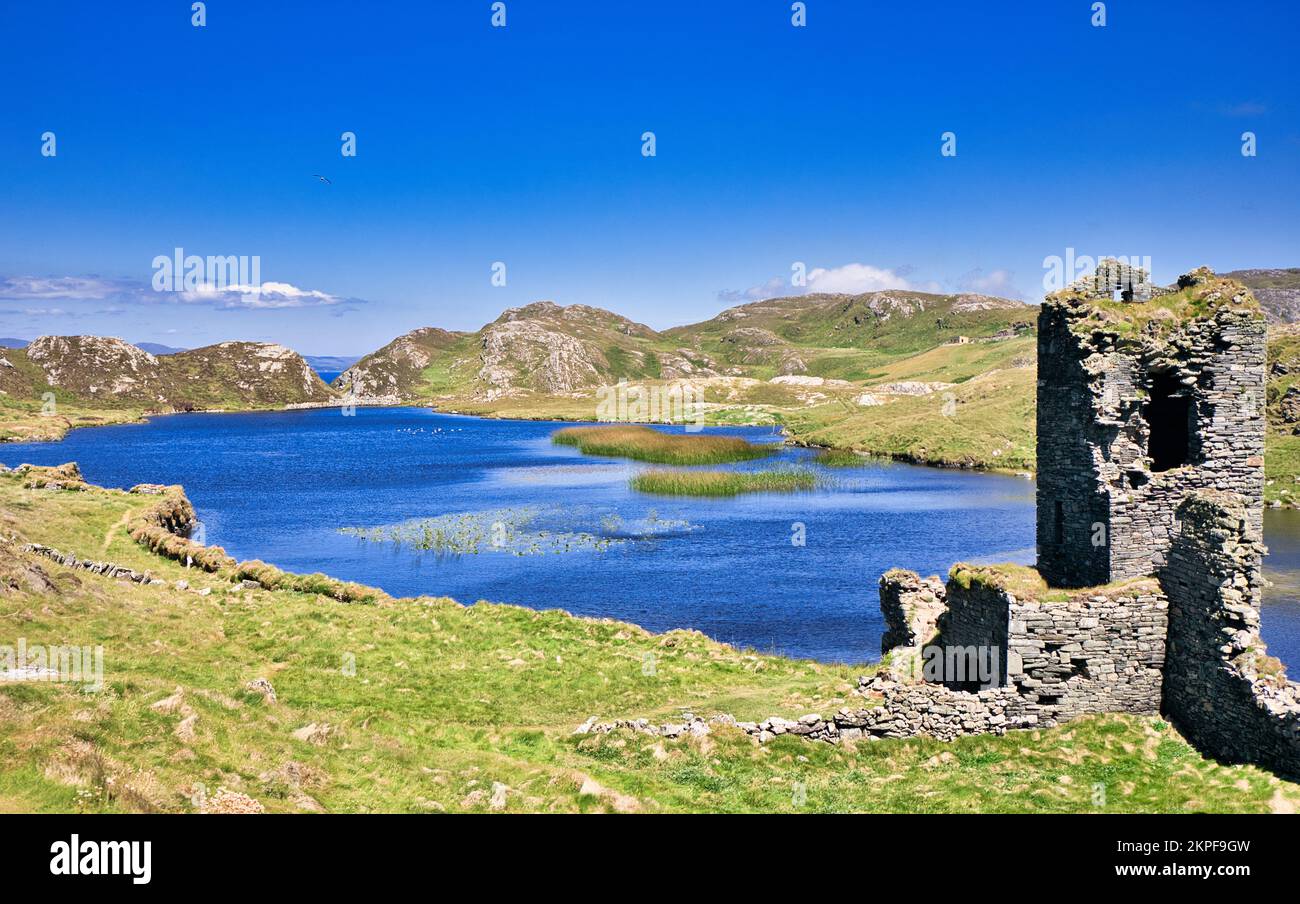 Le château de Dunlough datant de 13th ans est situé au sommet de ...