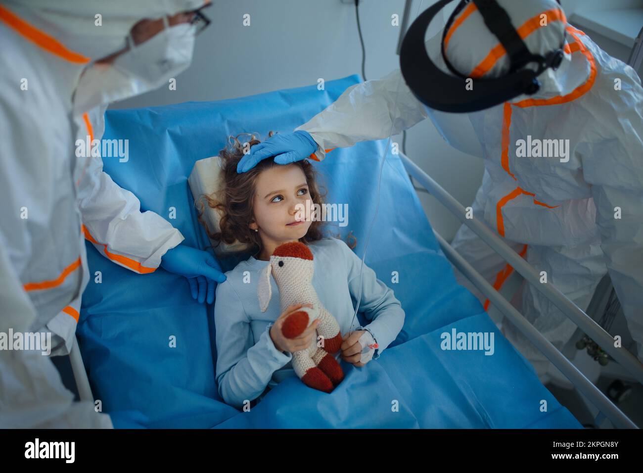 Gros plan d'une petite fille atteinte d'une maladie infectieuse qui se ...