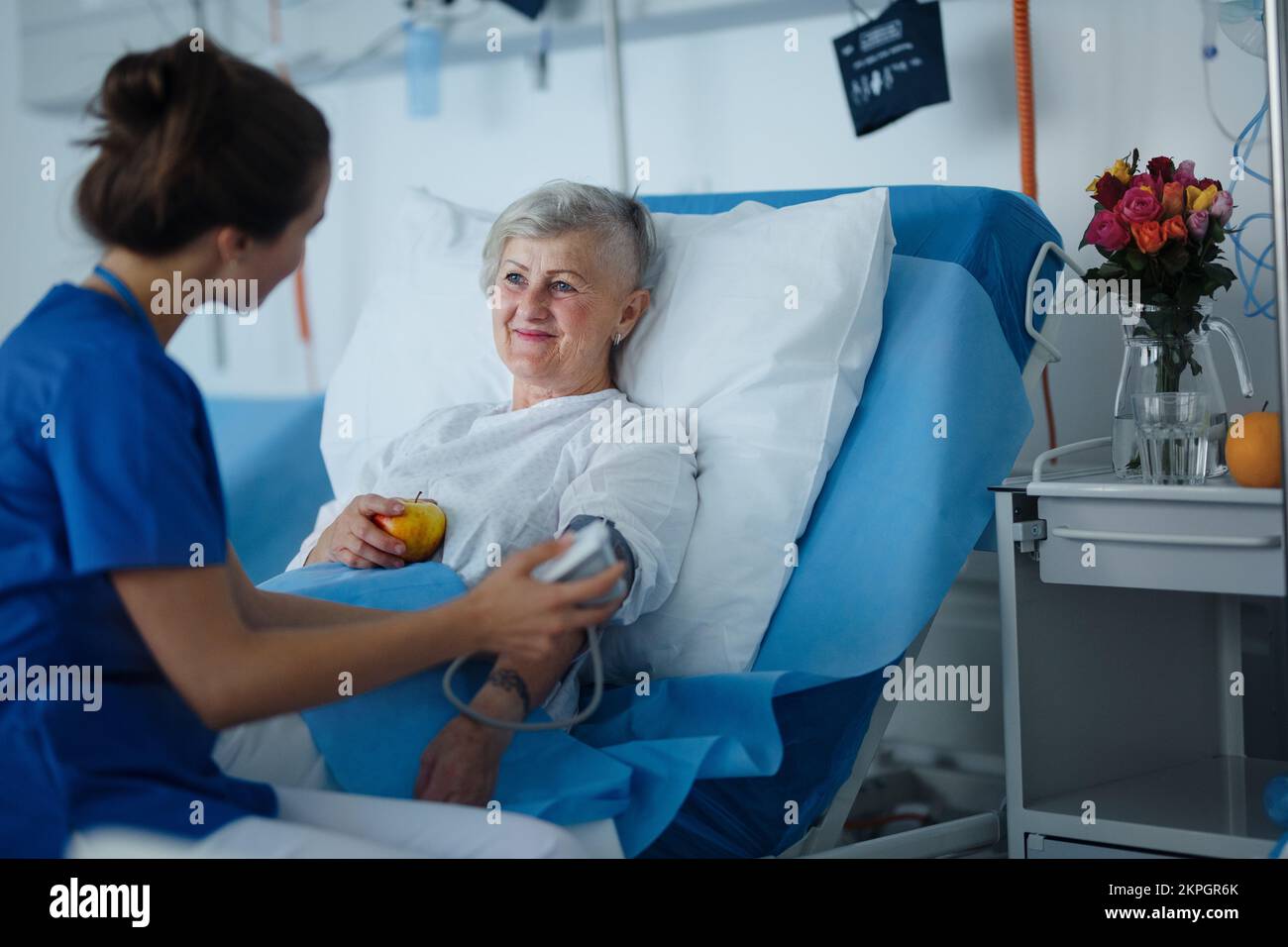 Jeune infirmière qui fait des prélèvements de sang presure à un patient ...