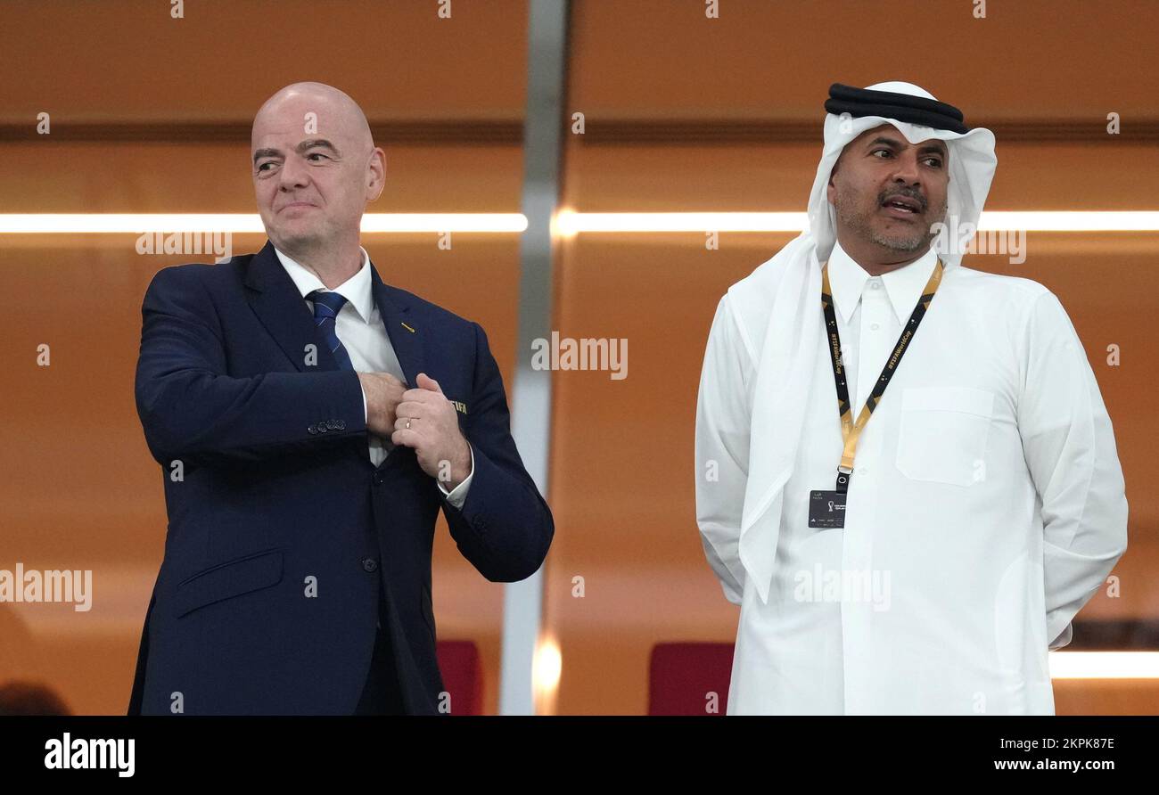 Gianni Infantino, président de la FIFA (à gauche), et Sheikh Khalid bin ...