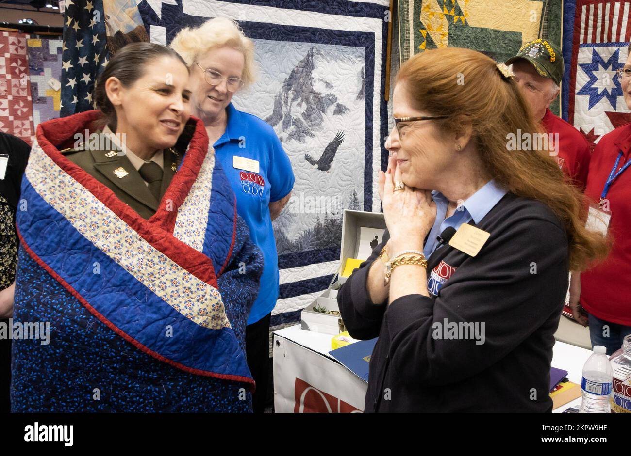 Le colonel Tina L. Kirkpatrick (à gauche), commandant, 475th ...