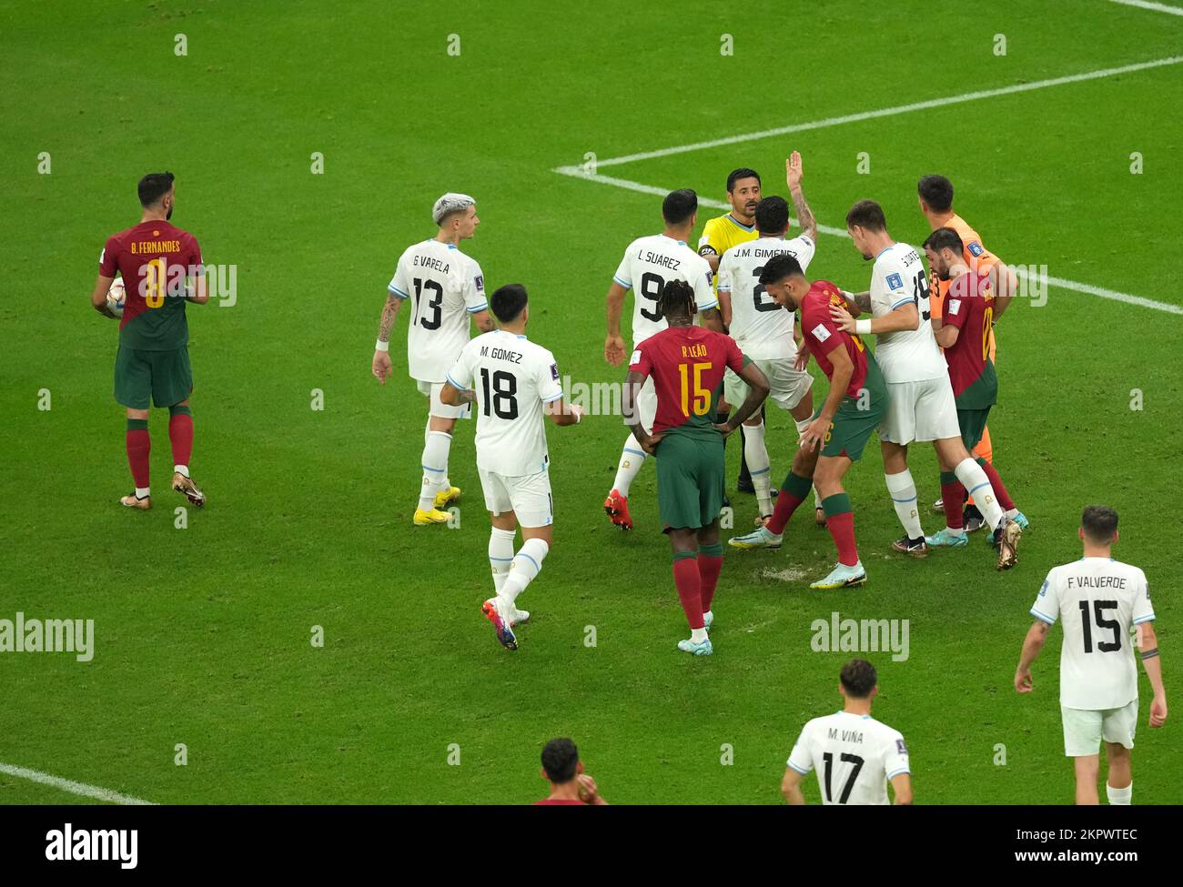 Les joueurs portugais gardent la zone de pénalité lors du match H de la ...