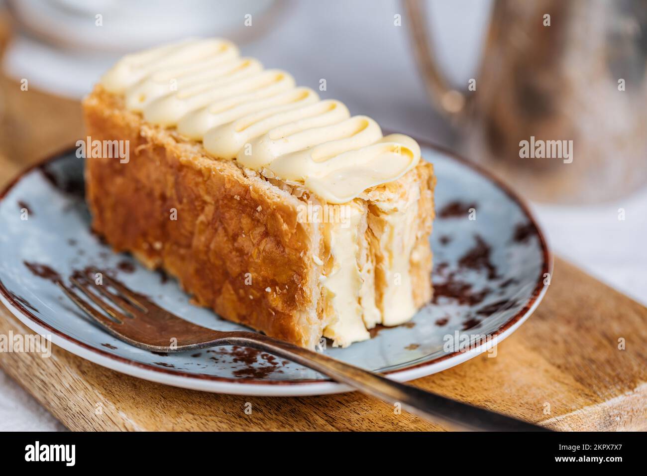 Dessert français appelé mille feuille ou gâteau Napoléon sur une ...