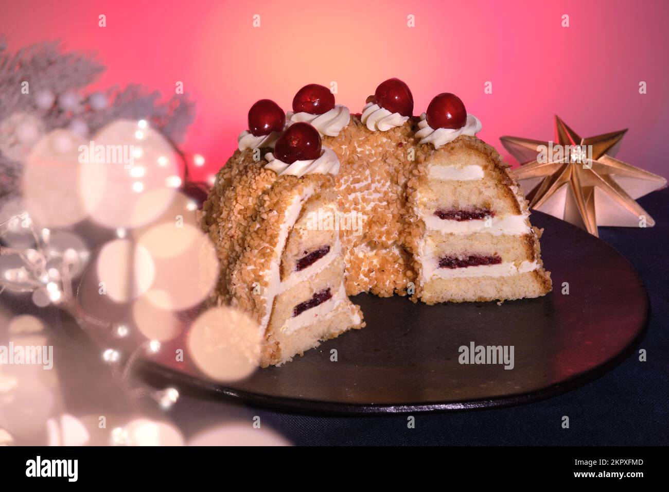 Gâteau allemand Frankfurter Kranz ou Frankfurt Crown Cake. Bisquit à la ...