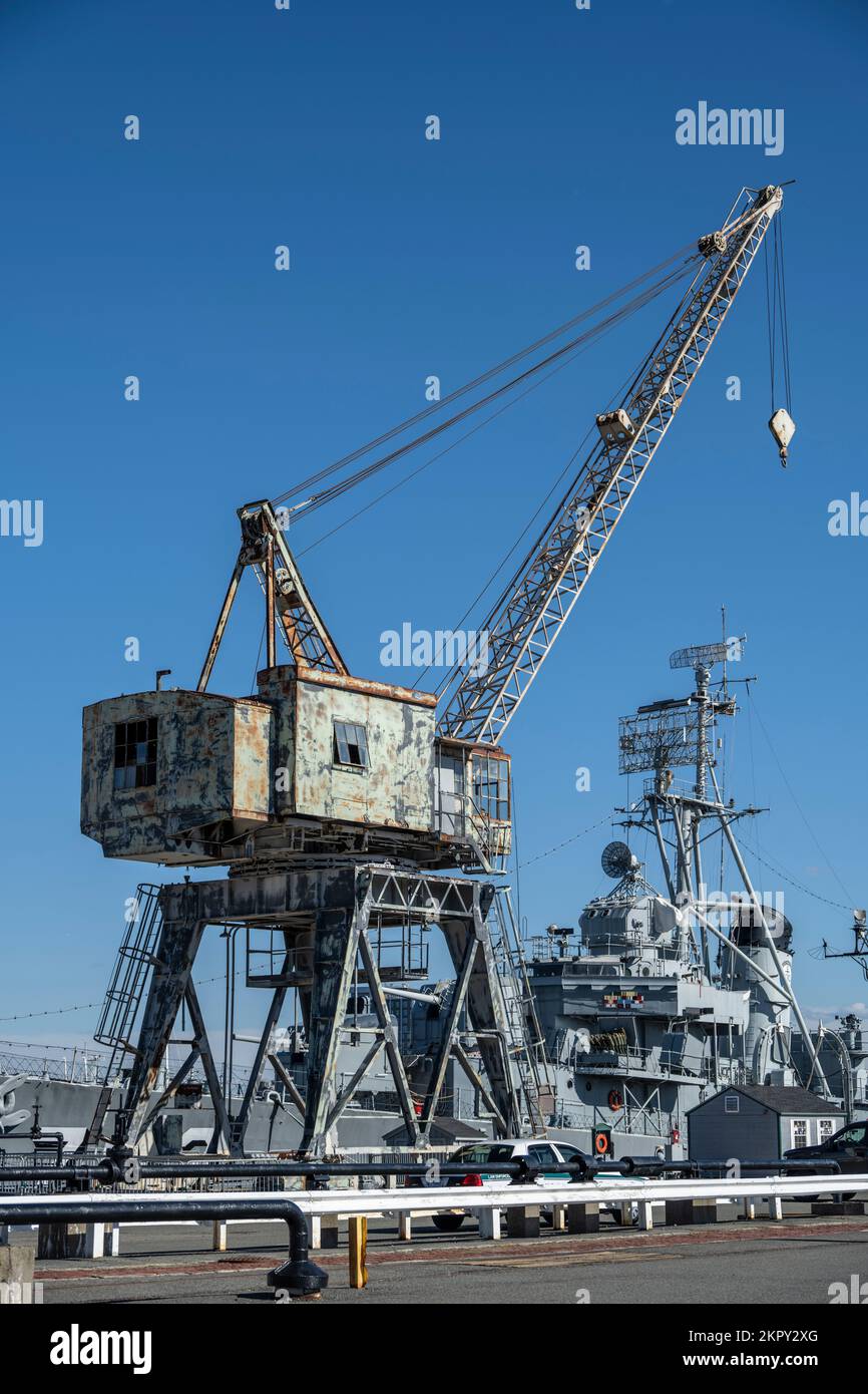 Ancienne grue au triage de la Marine de Charlestown avec l'USS Cassin ...