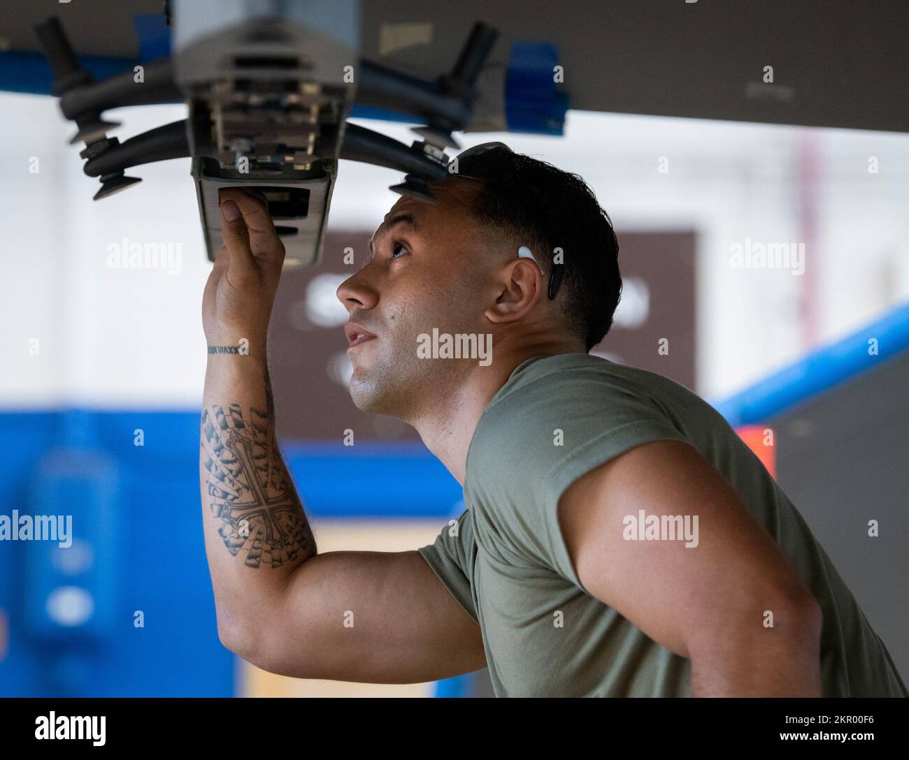 Le sergent d’état-major Jordon Torres, 96th escadron de maintenance d ...