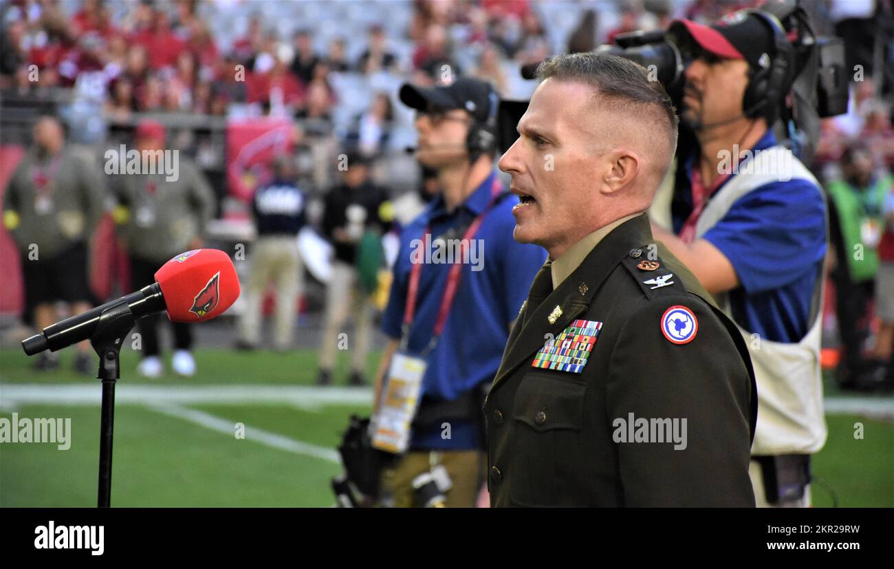 Le colonel John Watson, commandant du 653rd Groupe de soutien régional ...
