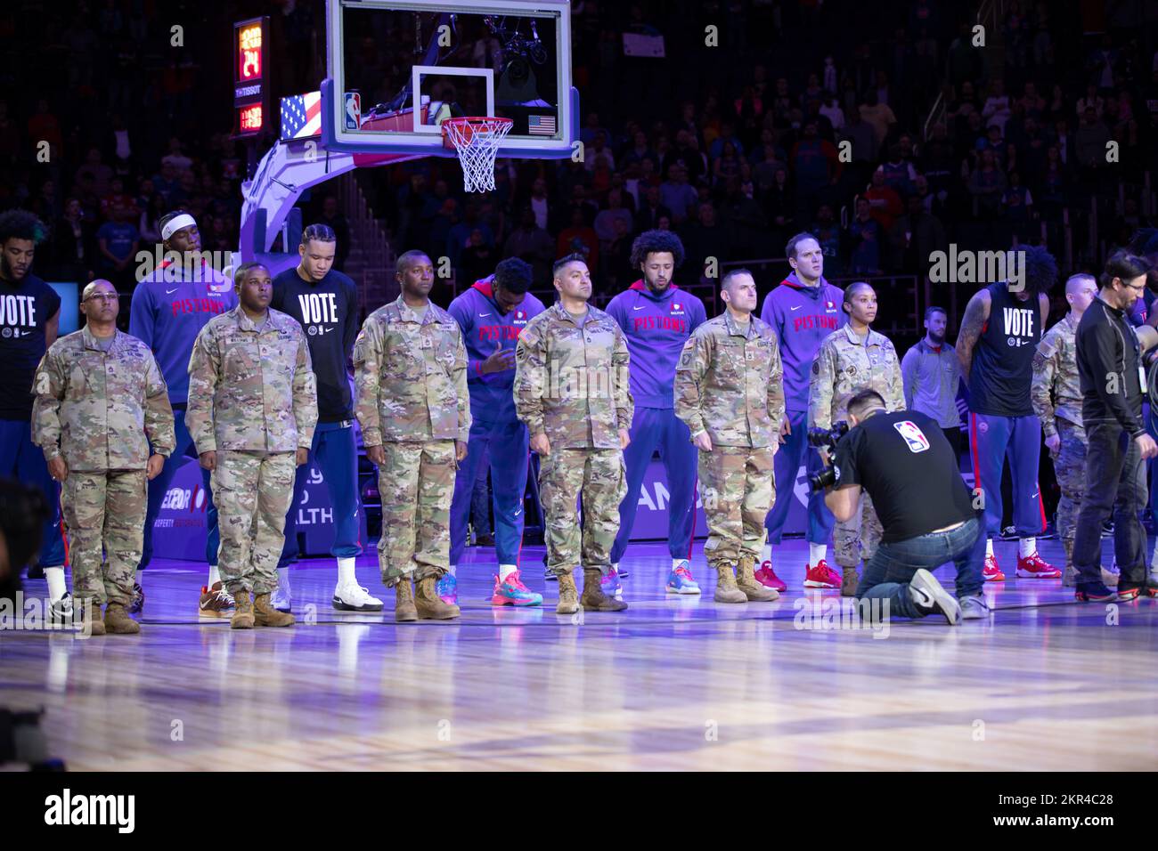DETROIT, Michigan - Les soldats se tiennent en position d'attention ...