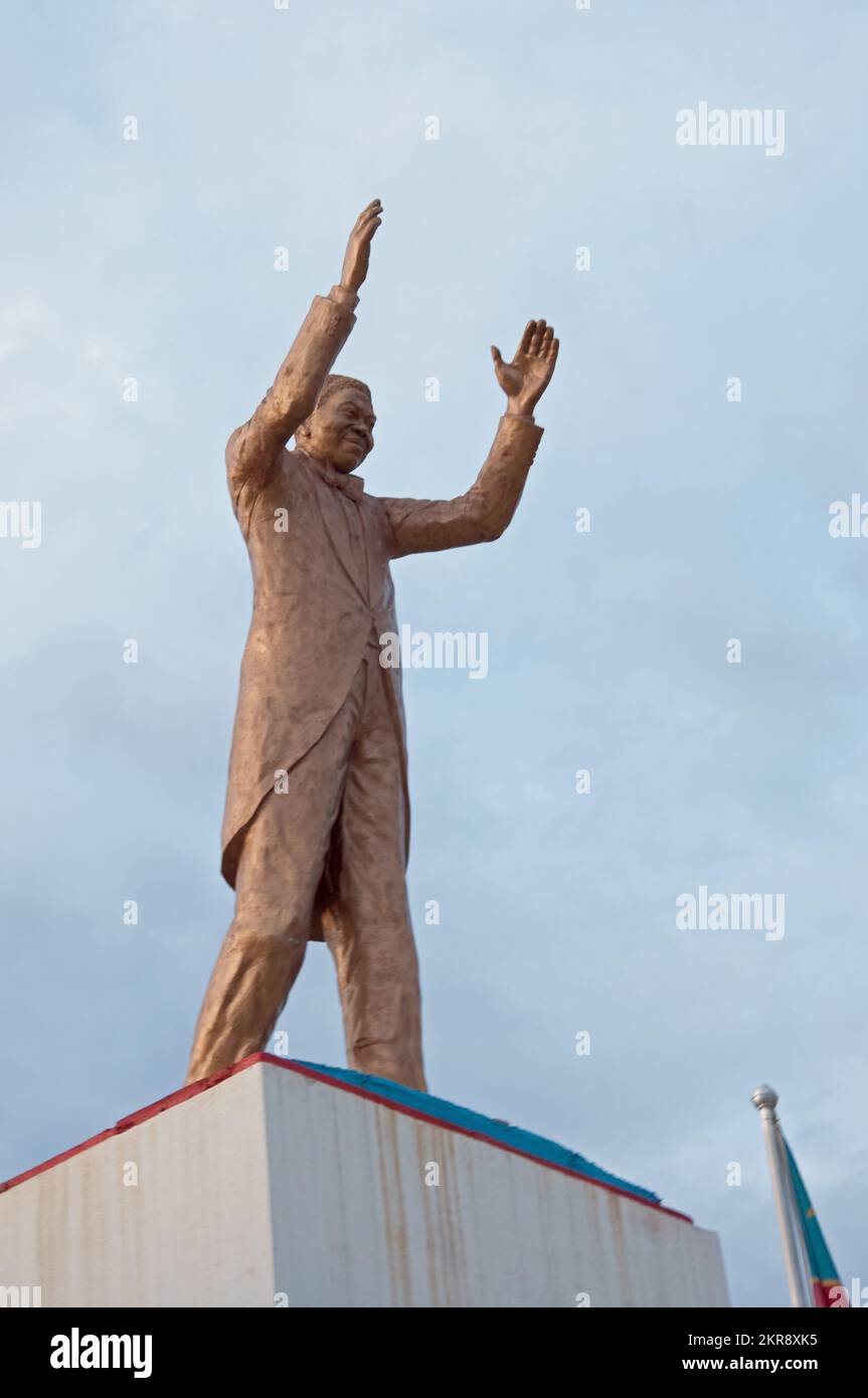 Cette statue de Moise Tshombe se trouve sur une élégante place qui lui ...