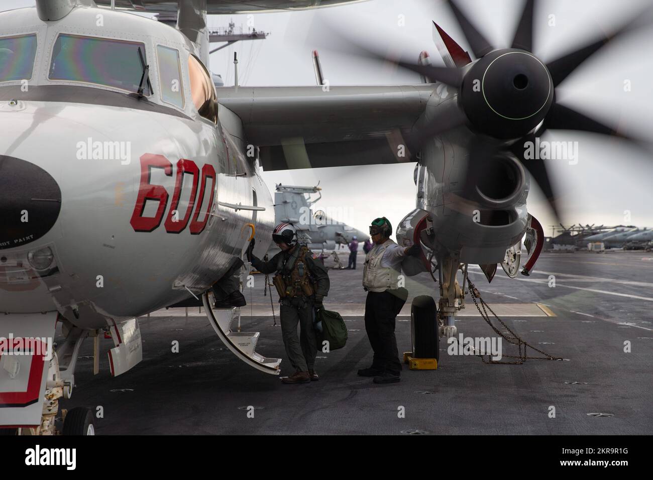 Le capitaine Paul Lanzilotta, le commandant du premier porte-avions de ...