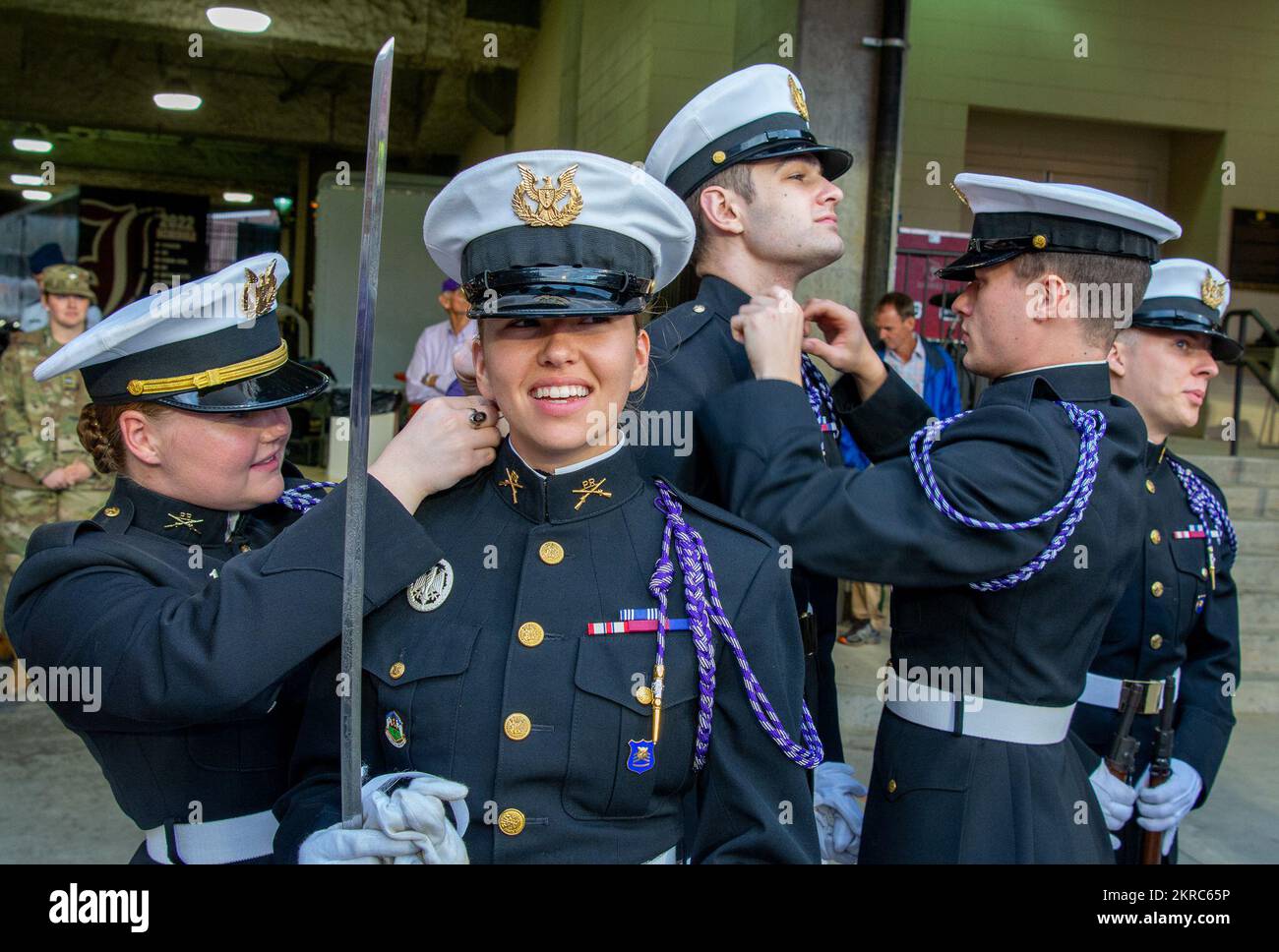 Les membres du ROTC de l'Université Clemson honorent les carabines ...